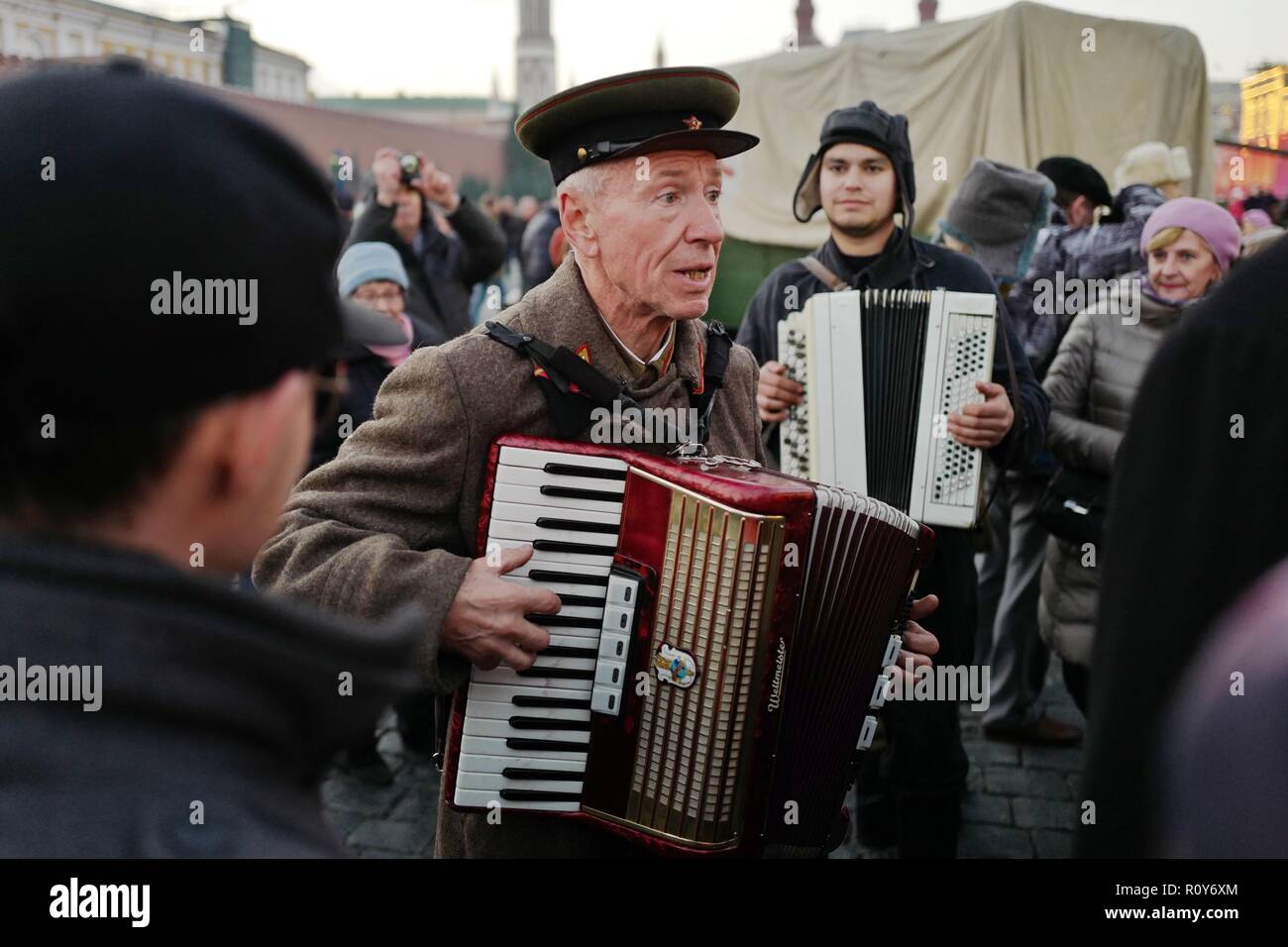 Moscow, Russia. 7th Nov, 2018. An actor sings songs to mark the 101st ...