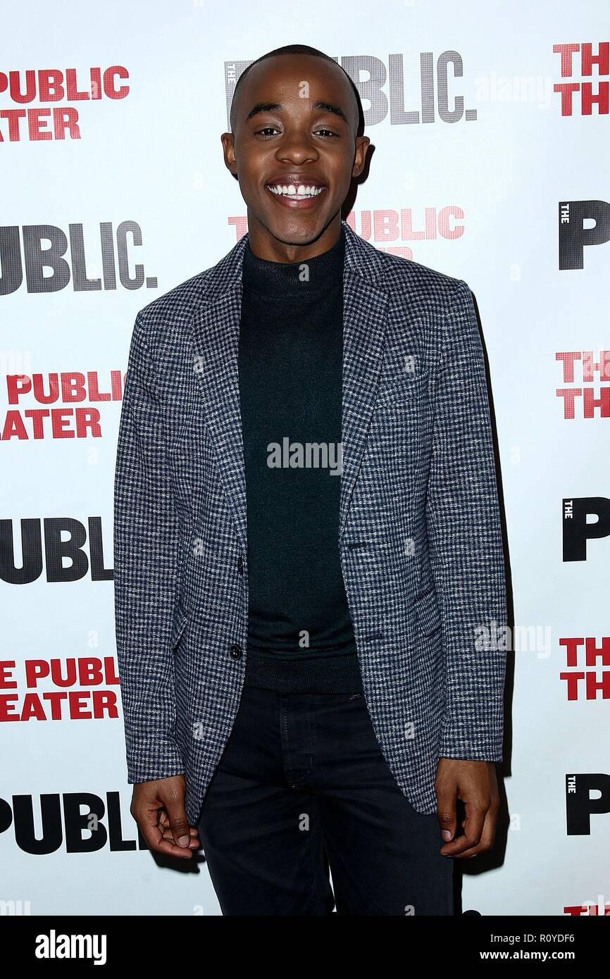 Mack at night hi-res stock photography and images - Alamy