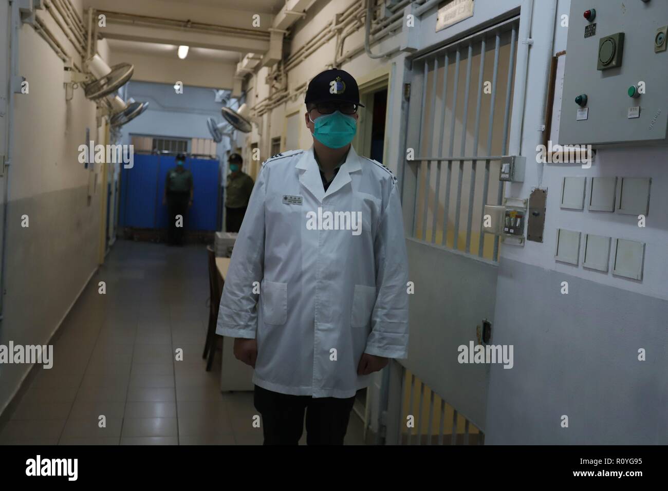 Hong Kong, CHINA. 8th Nov, 2018. Warden doctor stand outside medical ...