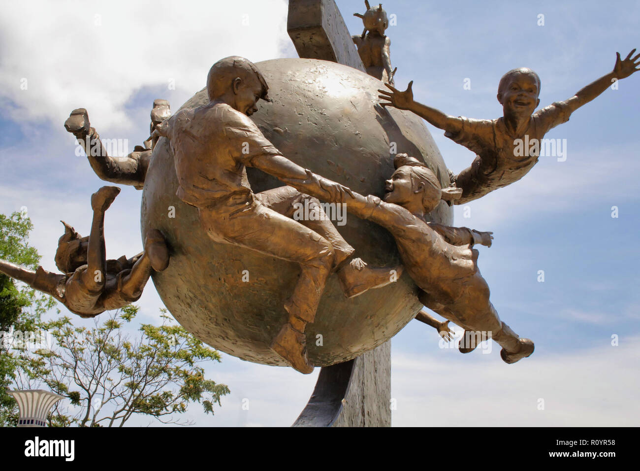 Statue children playing hi-res stock photography and images - Alamy