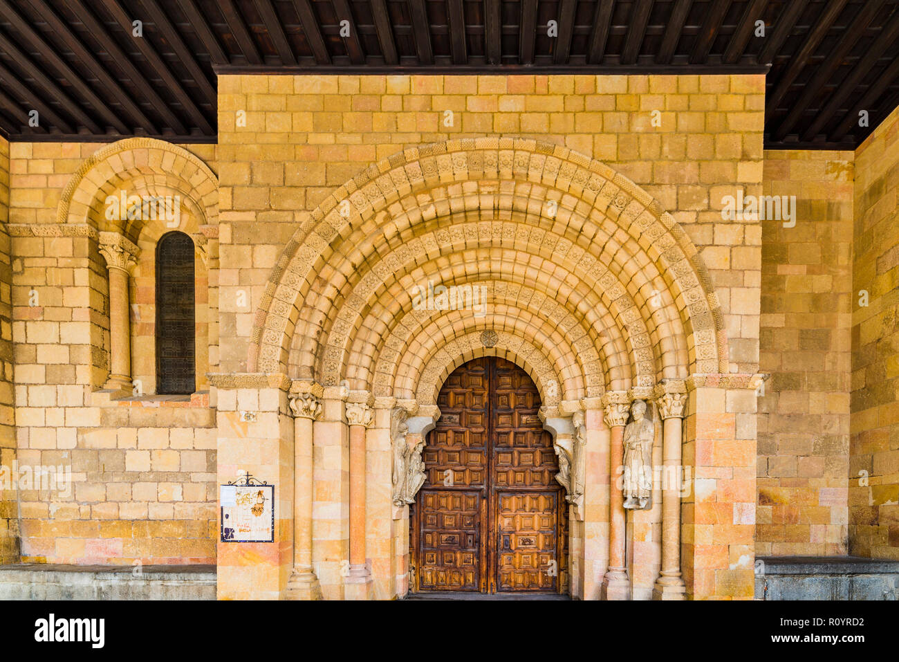 Romanesque architecture hi-res stock photography and images - Alamy