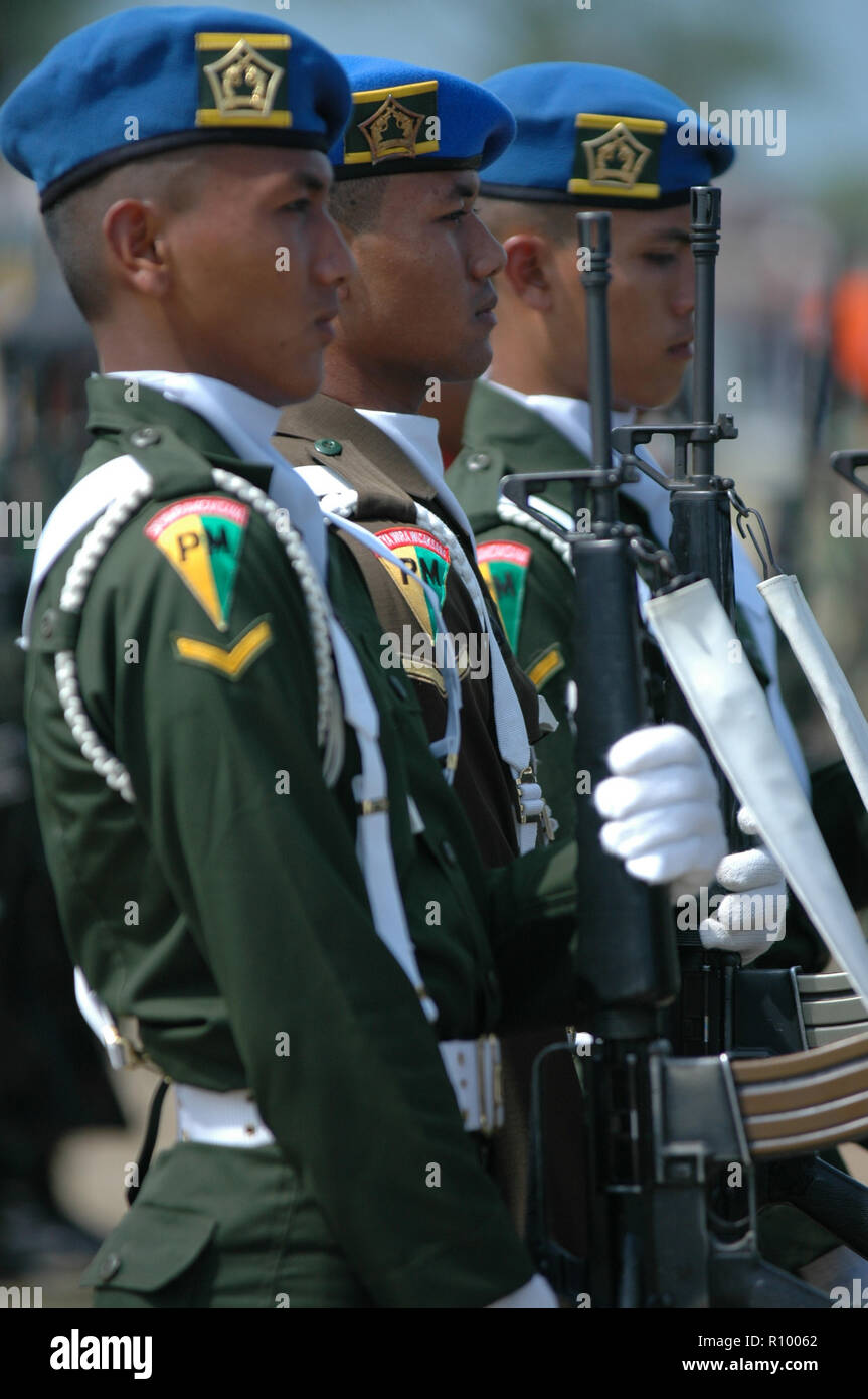 Indonesian army in uniform hi-res stock photography and images - Alamy