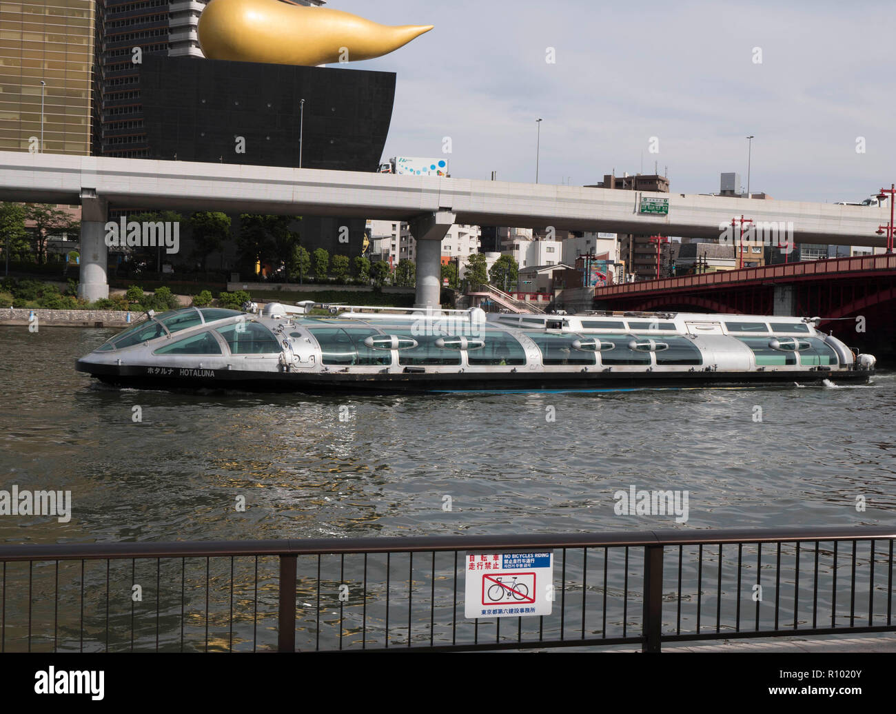A ferry on the Sumida river in the Asakusa area of Tokyo, Japan Stock ...