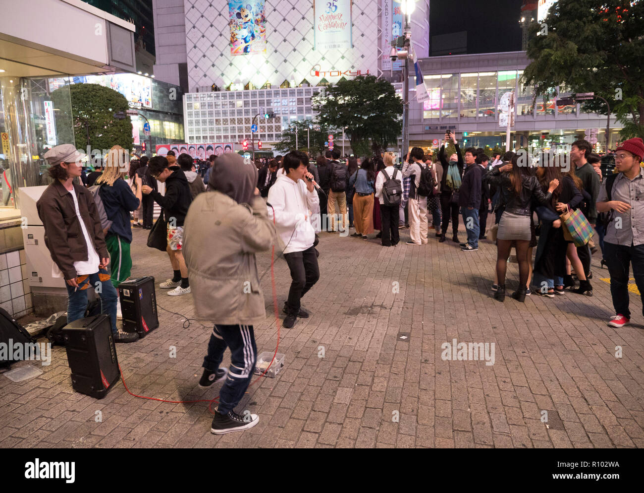 Mean rap in front of a crown in the Shibuya area of Tokyo, Japan Stock ...