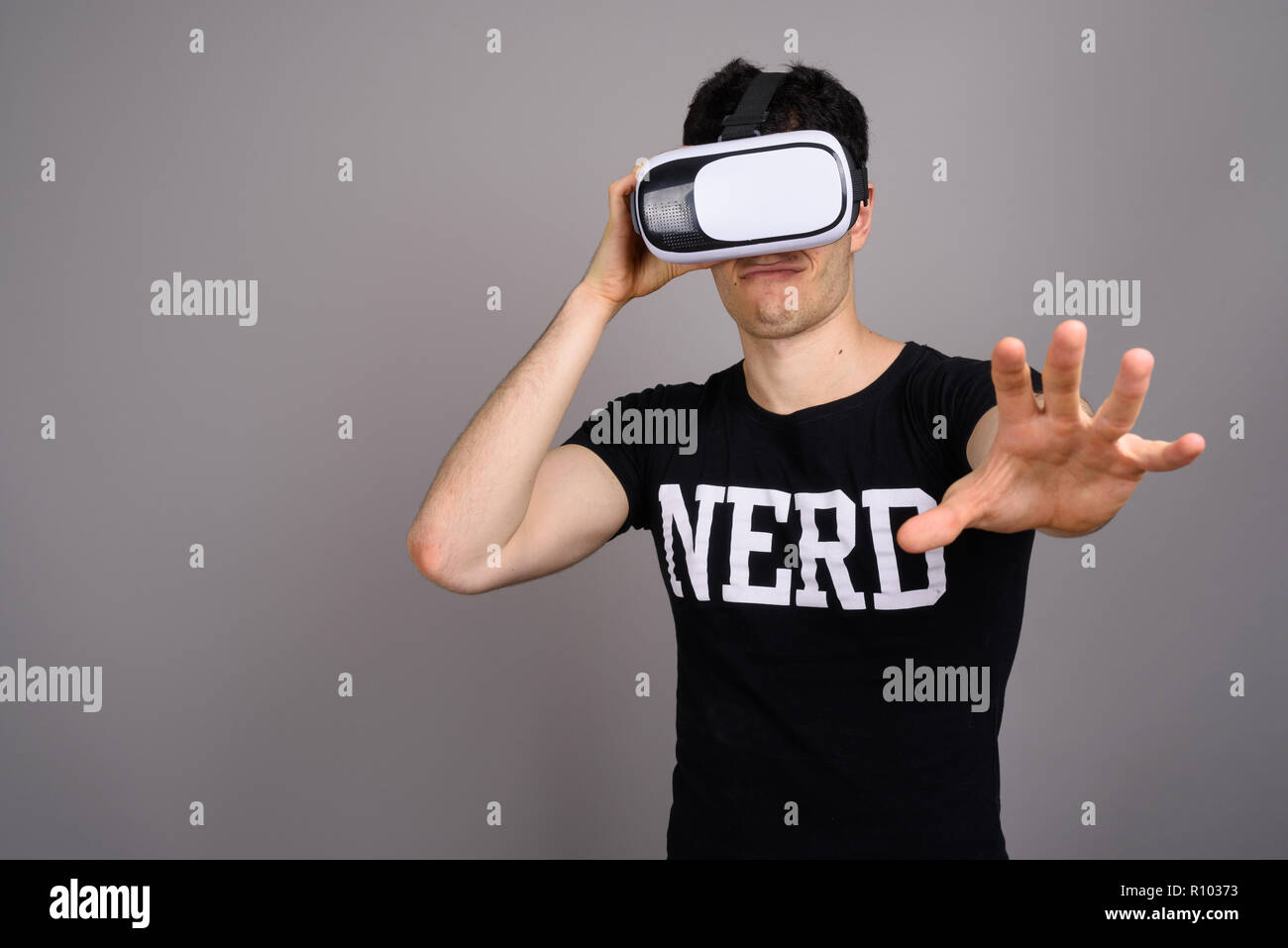 Guy wearing virtual reality hi-res stock photography and images - Alamy