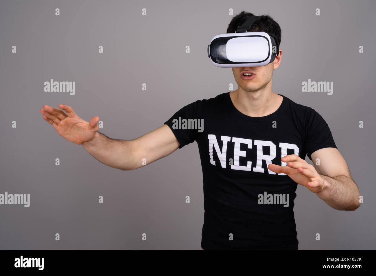 Guy wearing virtual reality hi-res stock photography and images - Alamy