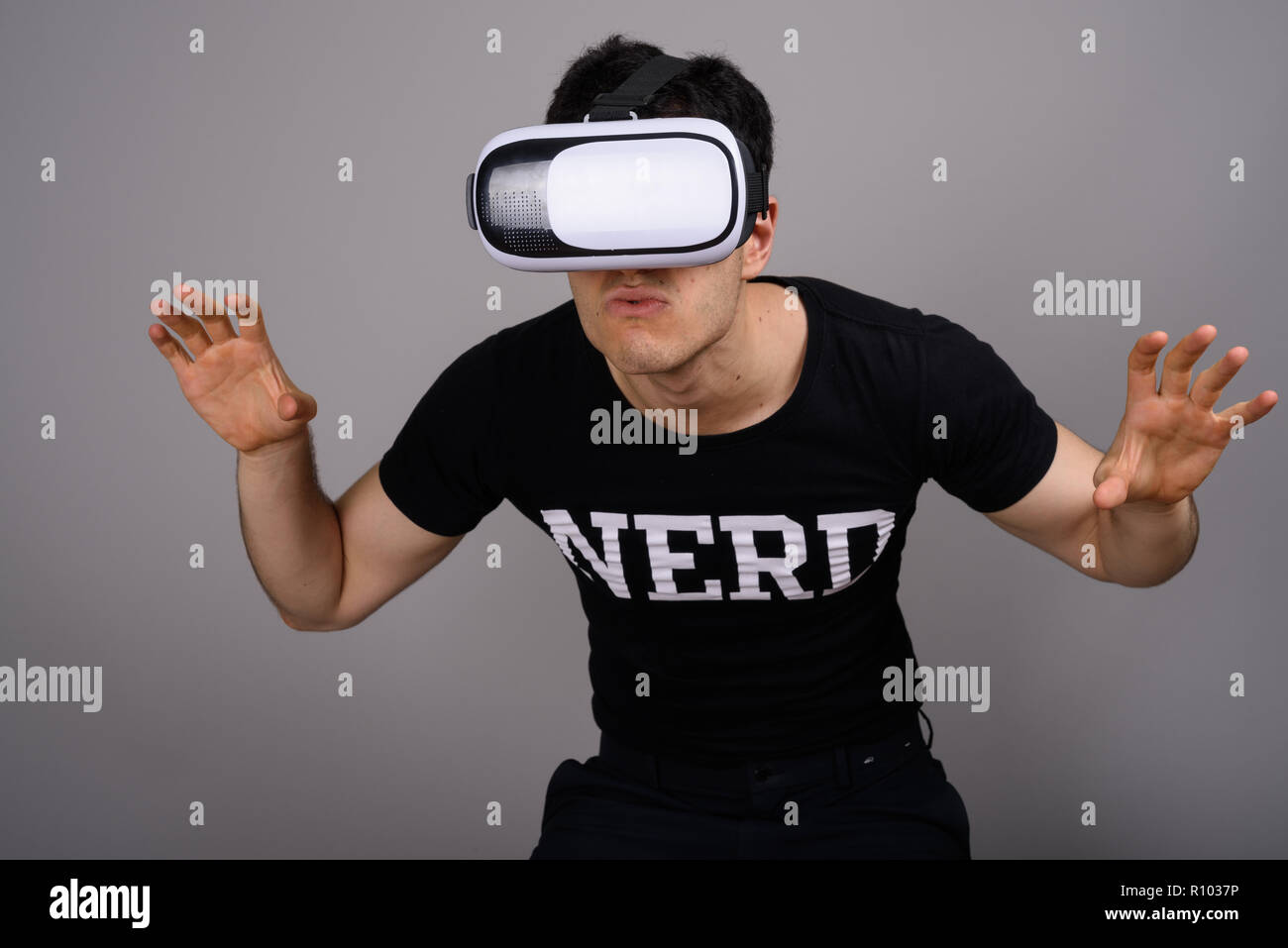 Wearing virtual reality headset hi-res stock photography and images - Alamy