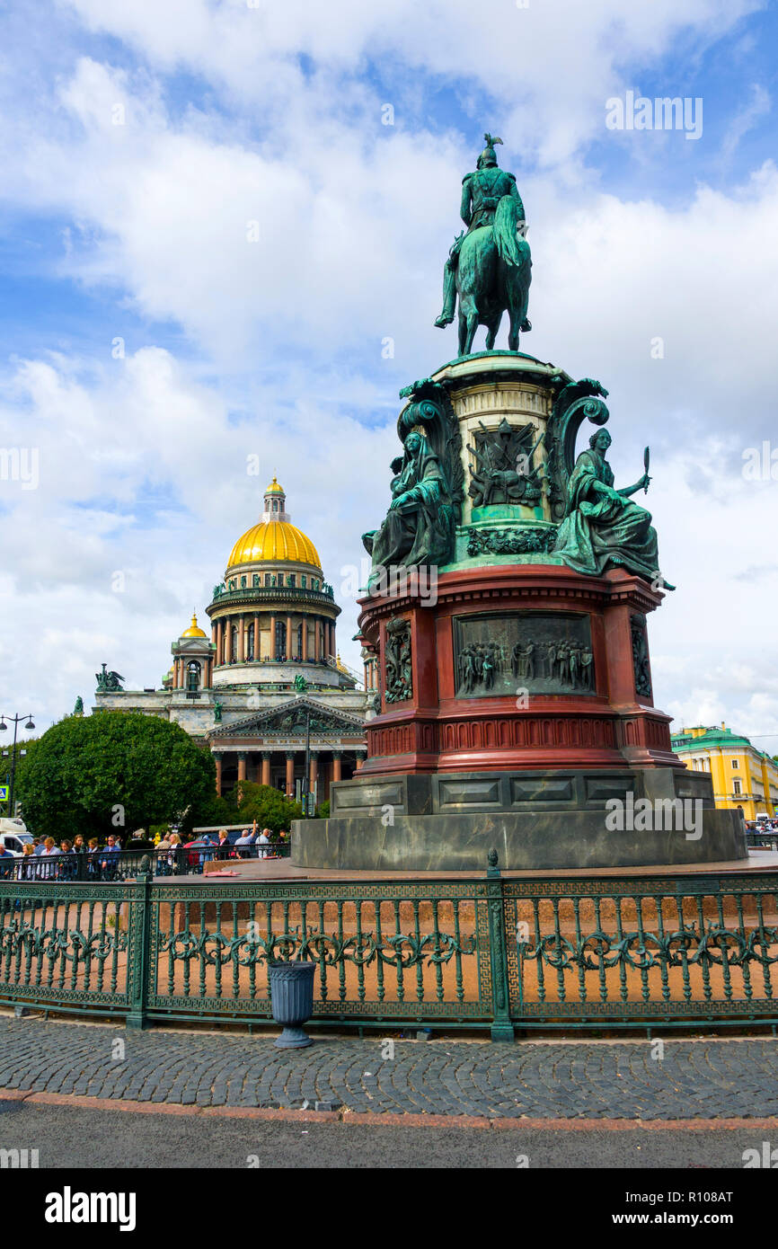 Saint nicholas statue hi-res stock photography and images - Alamy