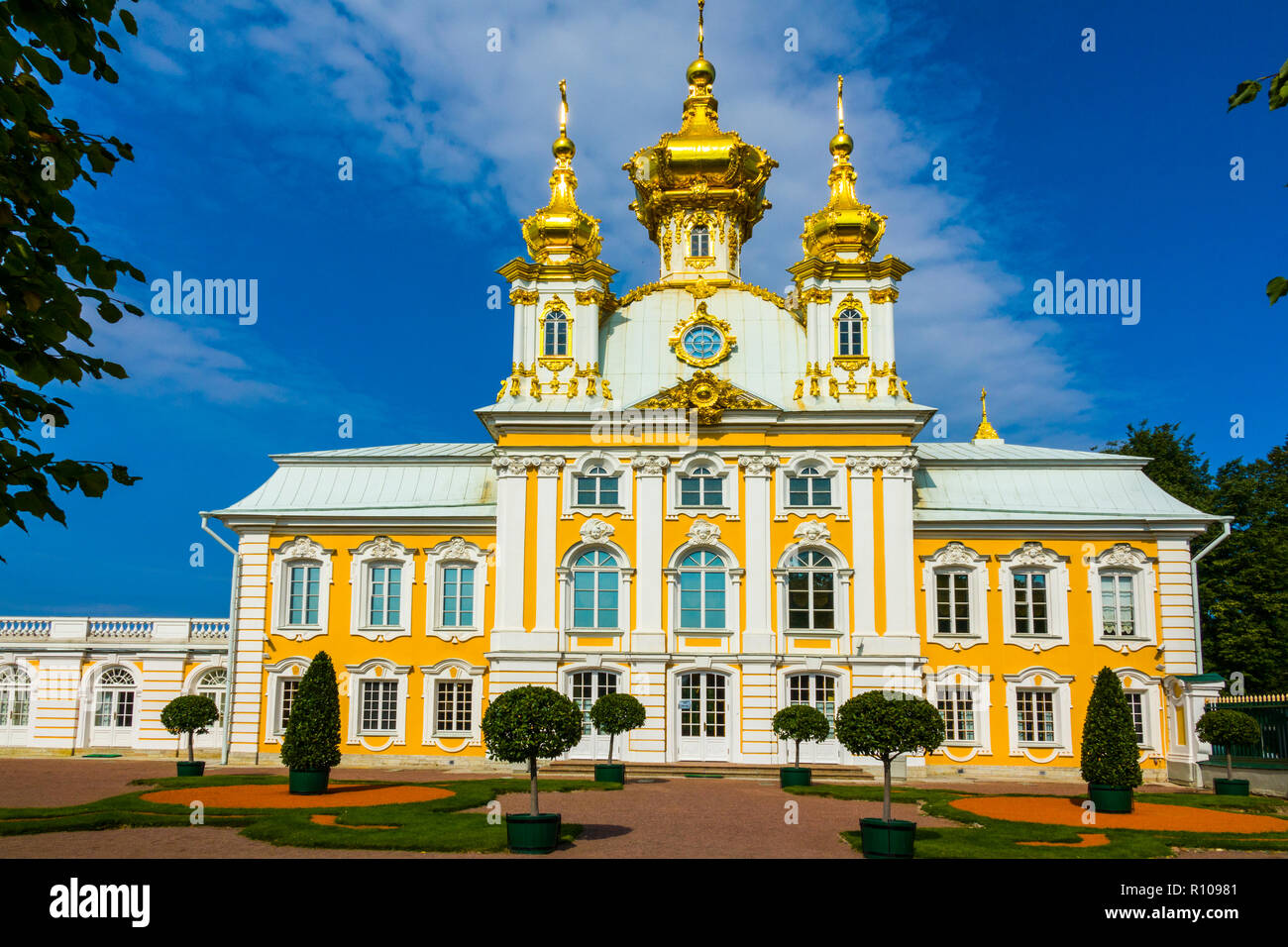 Peterhof palace hi-res stock photography and images - Alamy