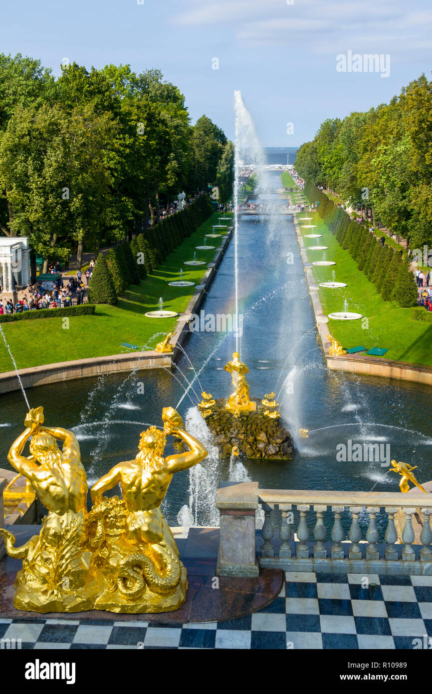 Peterhof palace, russia gardens hi-res stock photography and images - Alamy