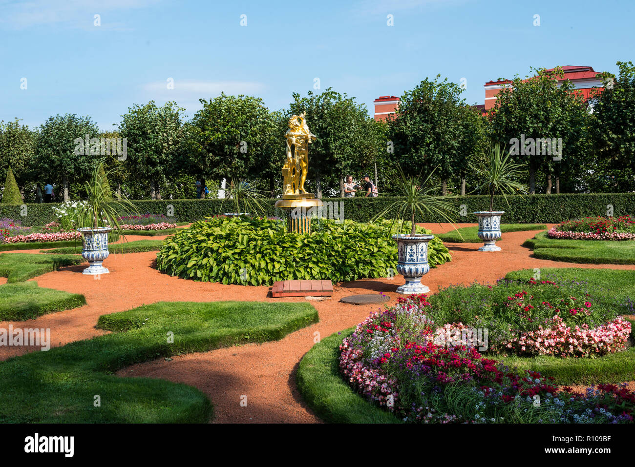 Peterhof palace gardens hi-res stock photography and images - Alamy