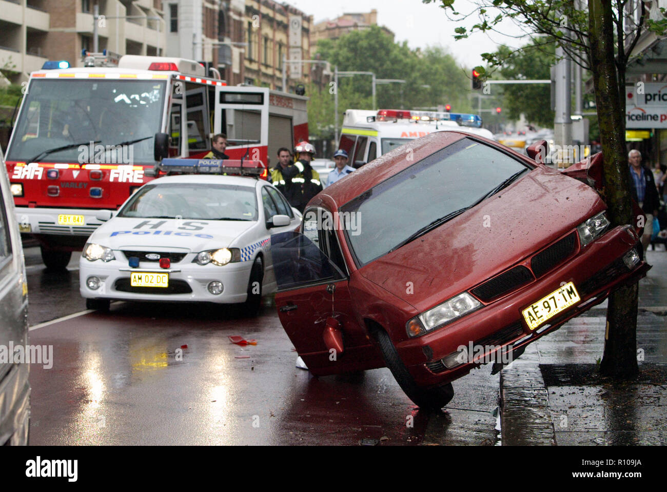 A dramatic car crash on Oxford Street delays traffic (and pedestrians ...