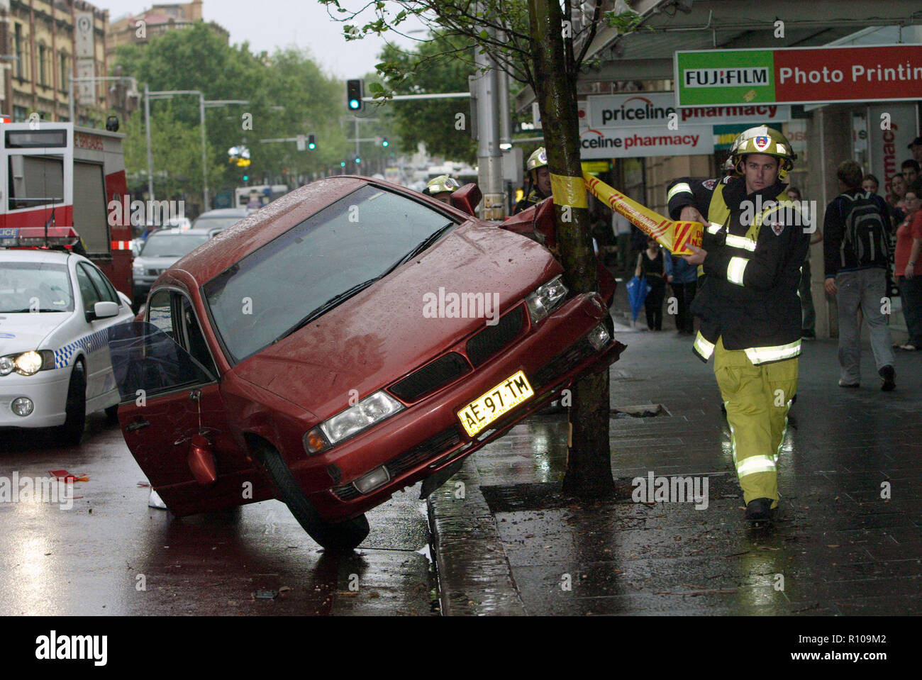 A dramatic car crash on Oxford Street delays traffic (and pedestrians ...
