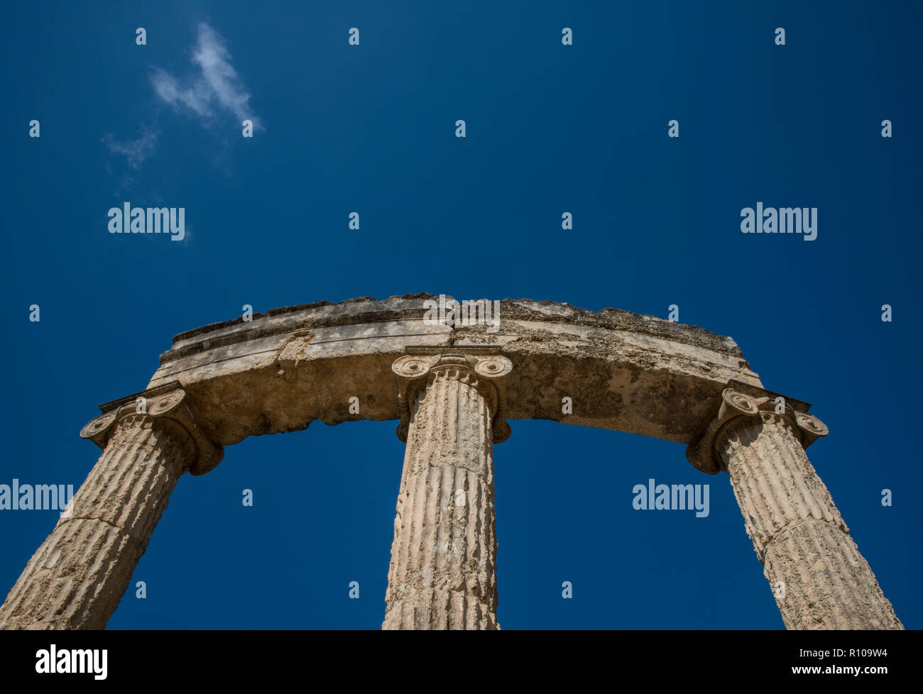 Round columns hi-res stock photography and images - Alamy