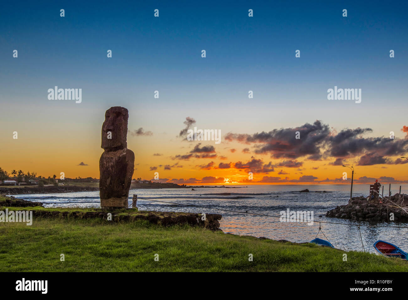 Hanga roa moai hi-res stock photography and images - Alamy