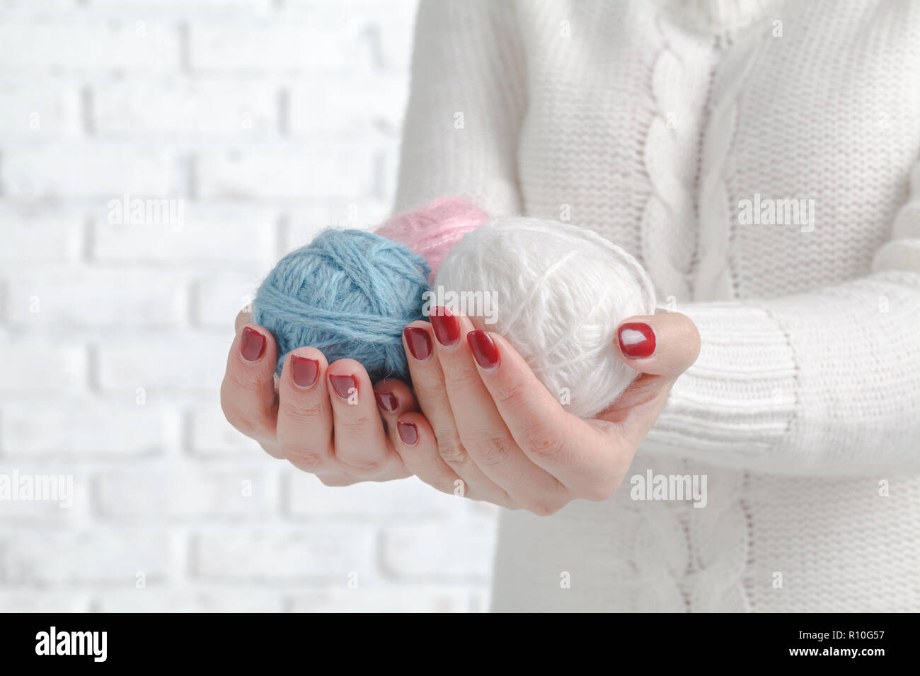 Young woman holding ball of wool hi-res stock photography and images ...