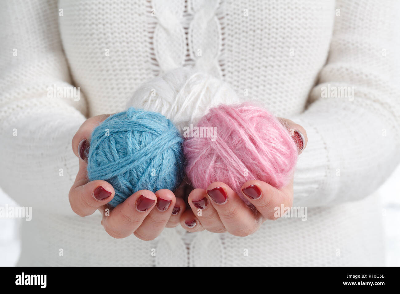 Hands holding a balls of yarn Stock Photo - Alamy