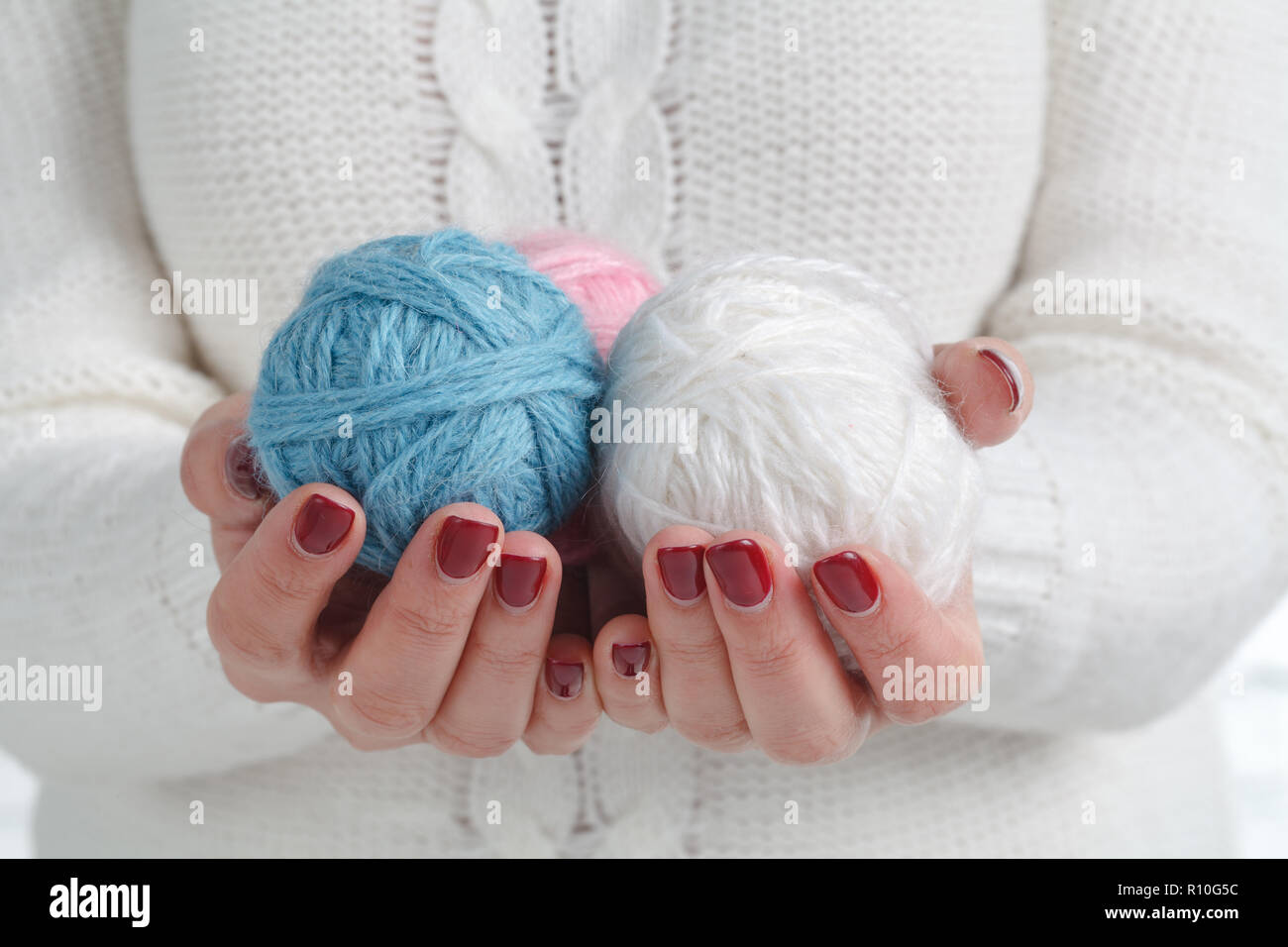 Hands holding a balls of yarn Stock Photo - Alamy