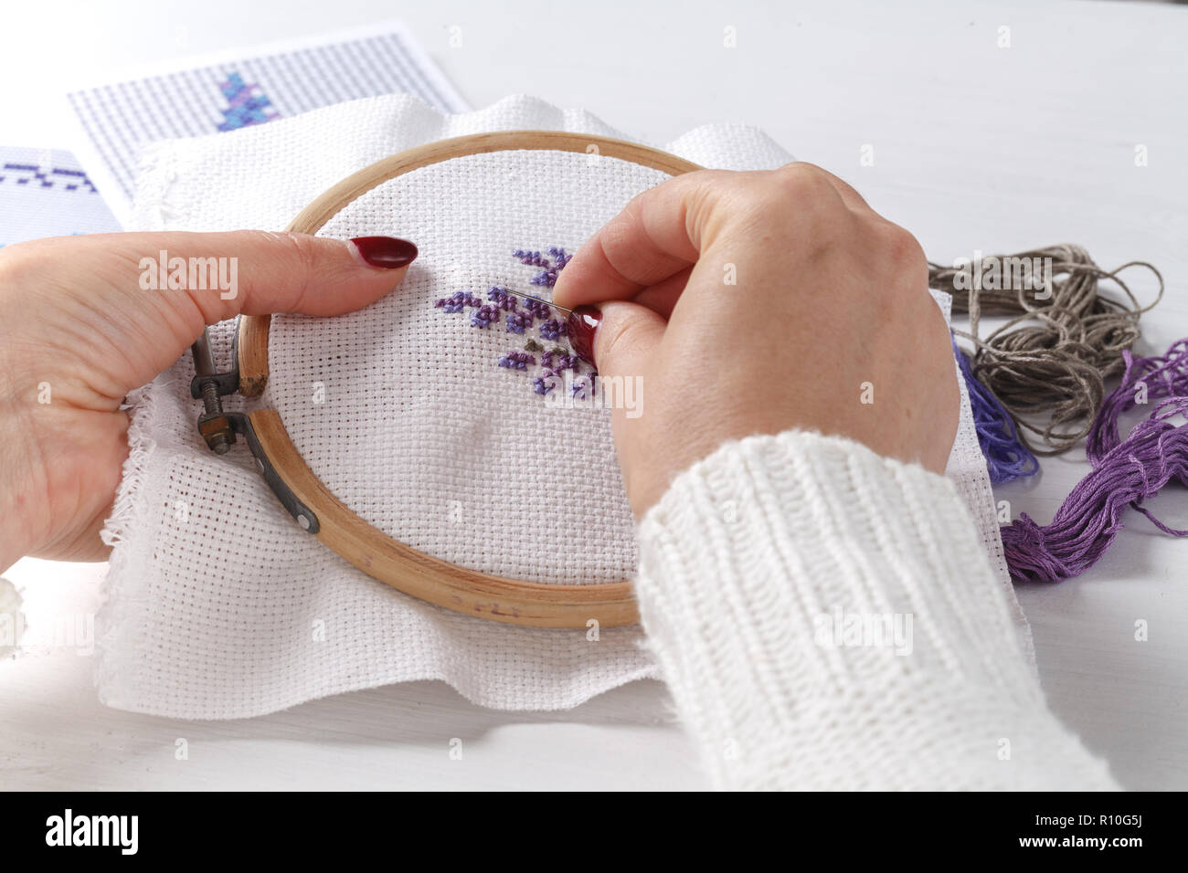Woman embroidering hi-res stock photography and images - Alamy