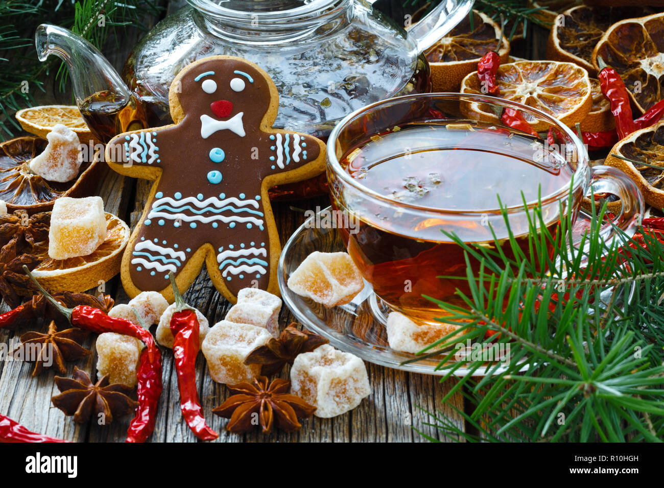 Gingerbread man and christmas tea Stock Photo - Alamy