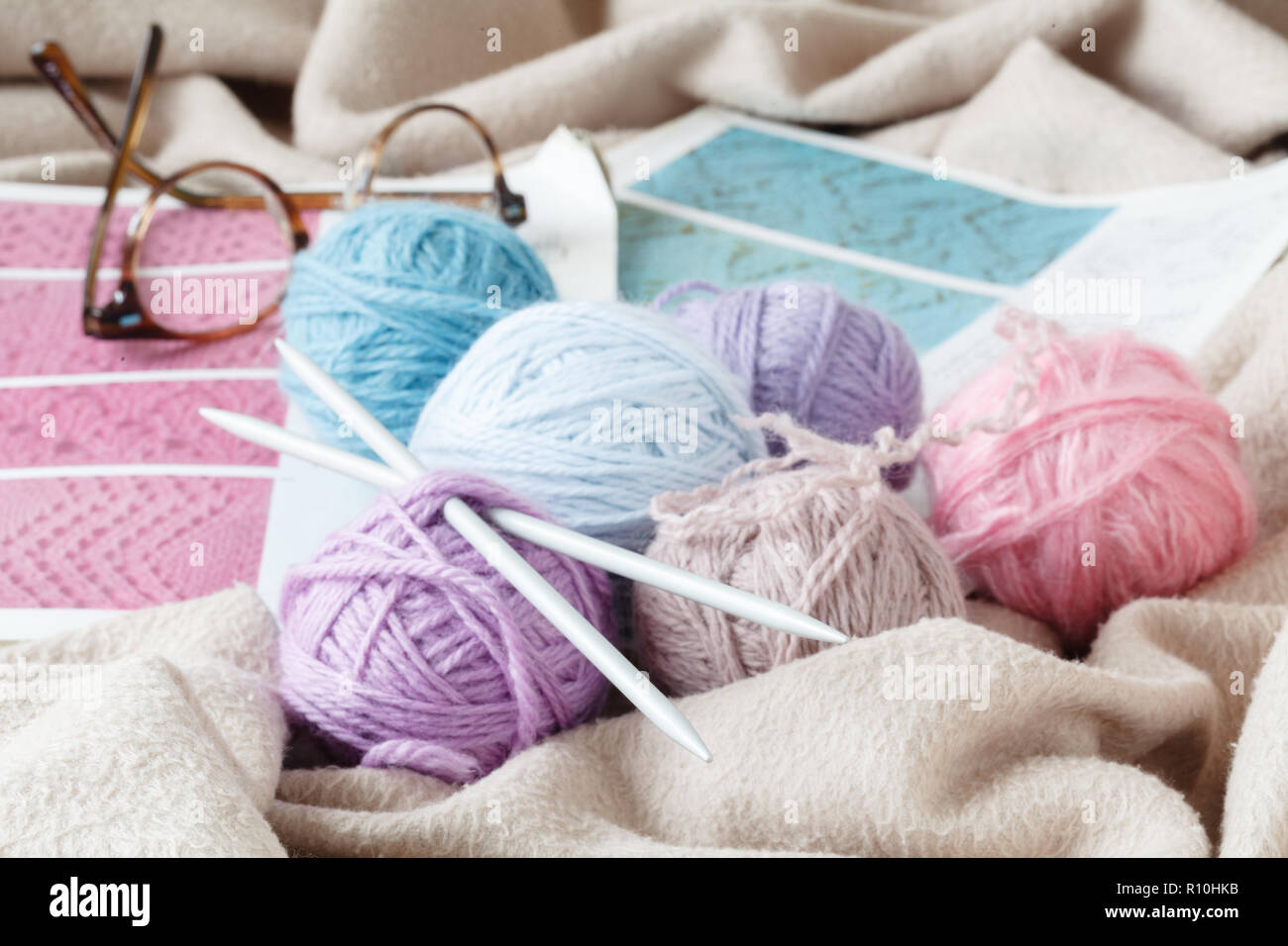 Knitting background hi-res stock photography and images - Alamy