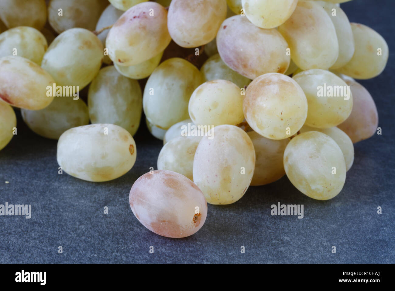 bunch of grapes on the wooden floor, grape bunch of pictures in ...