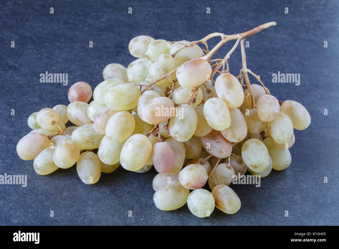 bunch of grapes on the wooden floor, grape bunch of pictures in ...