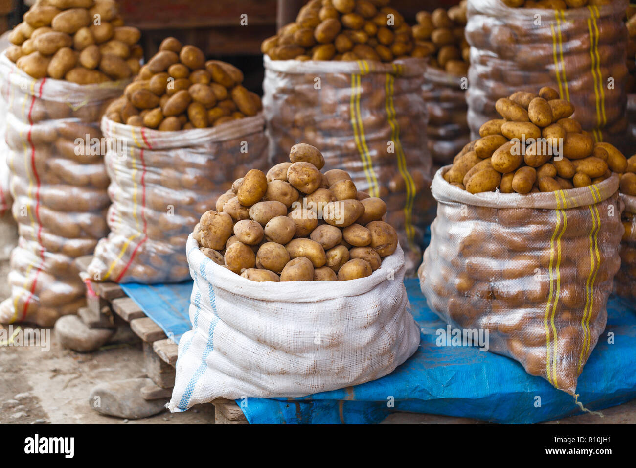 Harvest raw potatoes in burlap sack in market Stock Photo - Alamy