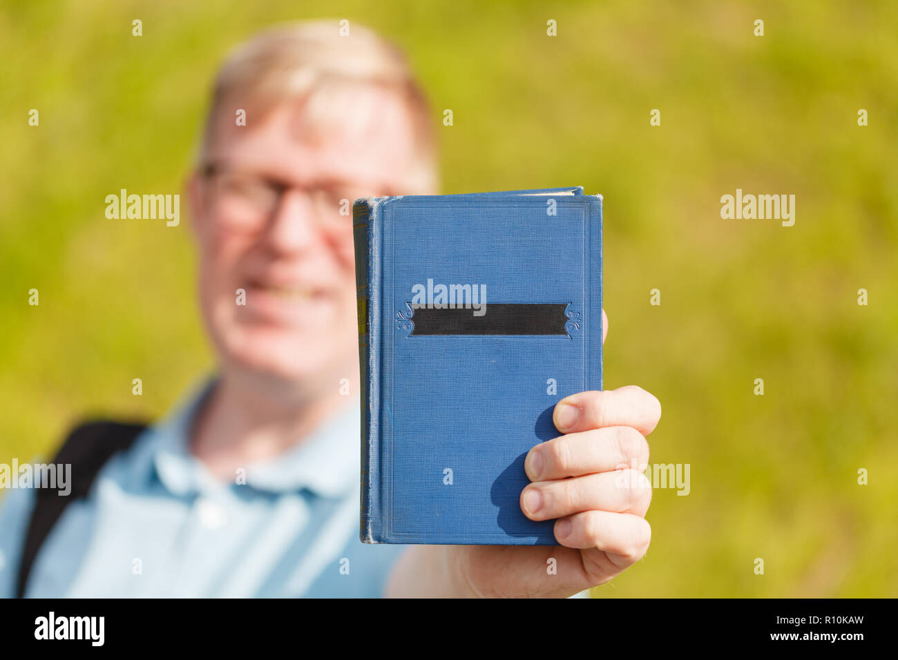 Hands hold open bible book hi-res stock photography and images - Alamy