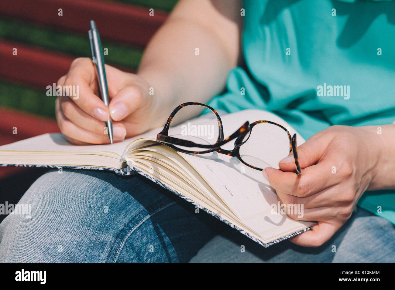Learn note girls hi-res stock photography and images - Alamy