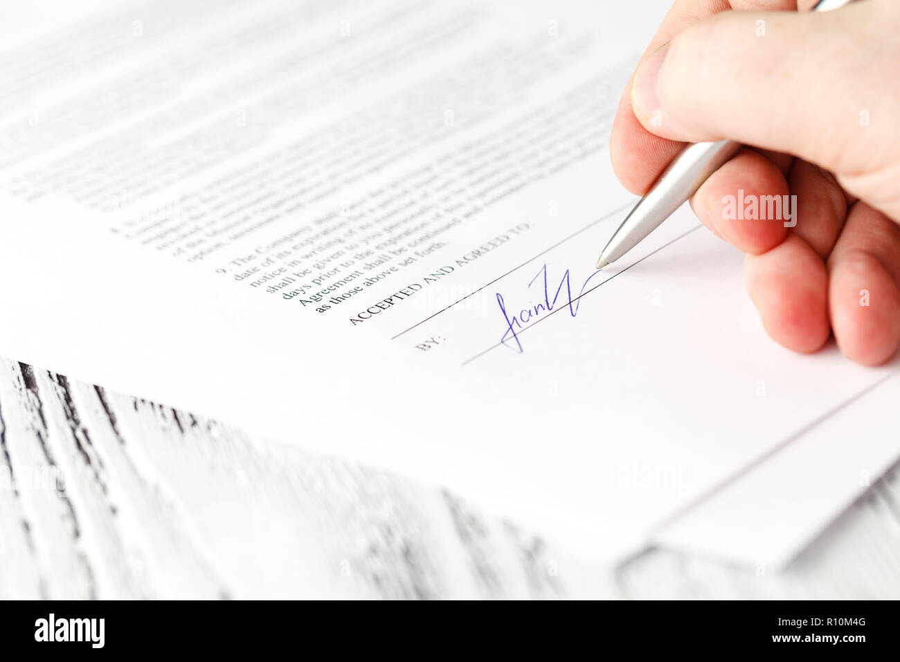 Close up on a businessman hands signing a contract Stock Photo - Alamy