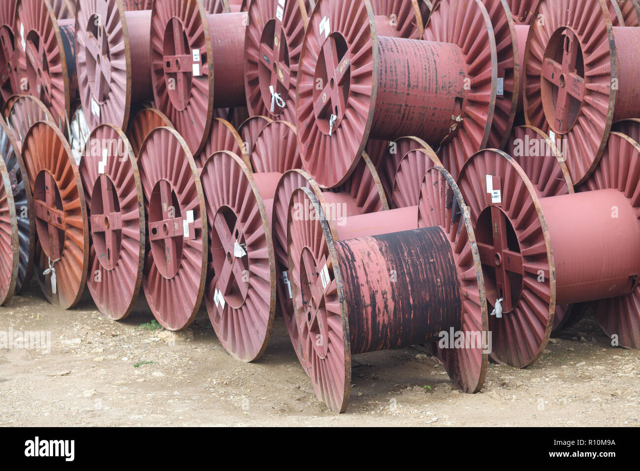 Empty wire reels stacked Stock Photo - Alamy