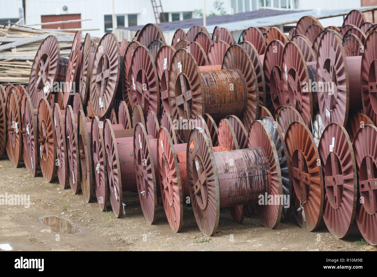 Empty wire reels stacked Stock Photo - Alamy