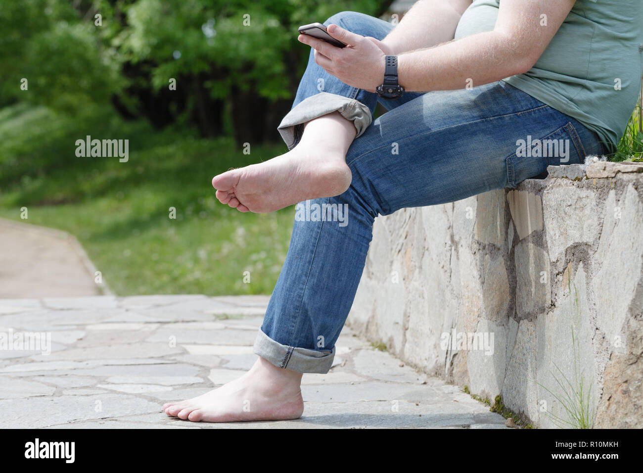 Happy barefoot legs in city Stock Photo - Alamy