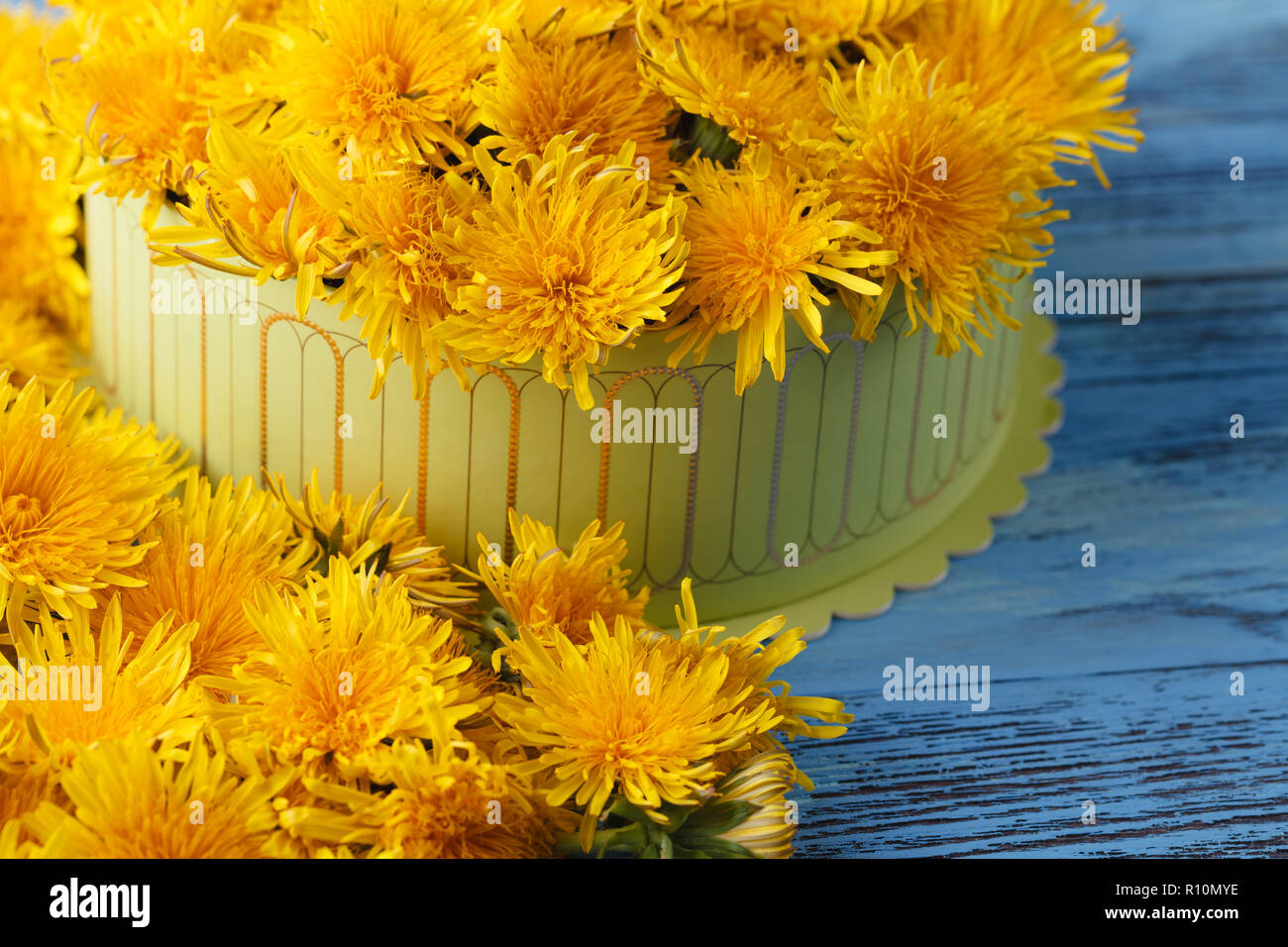 Bushel of flowers hi-res stock photography and images - Alamy