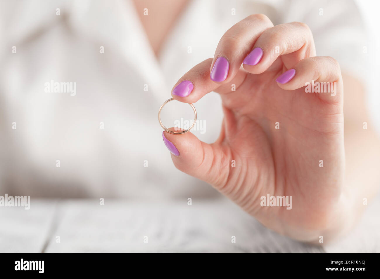 Wedding rings in woman hand Stock Photo - Alamy