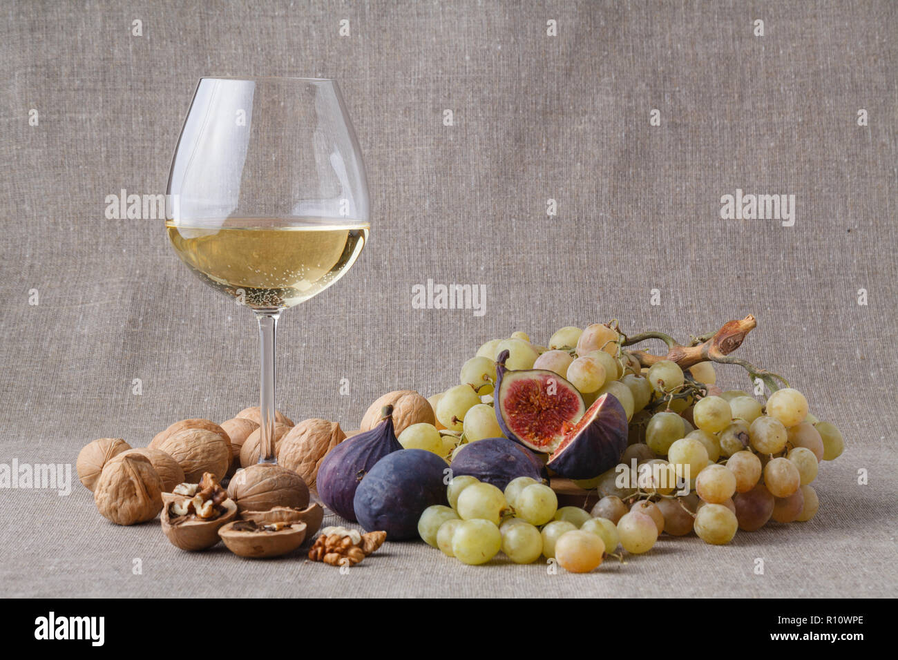 Wineglass in front grapes hi-res stock photography and images - Alamy