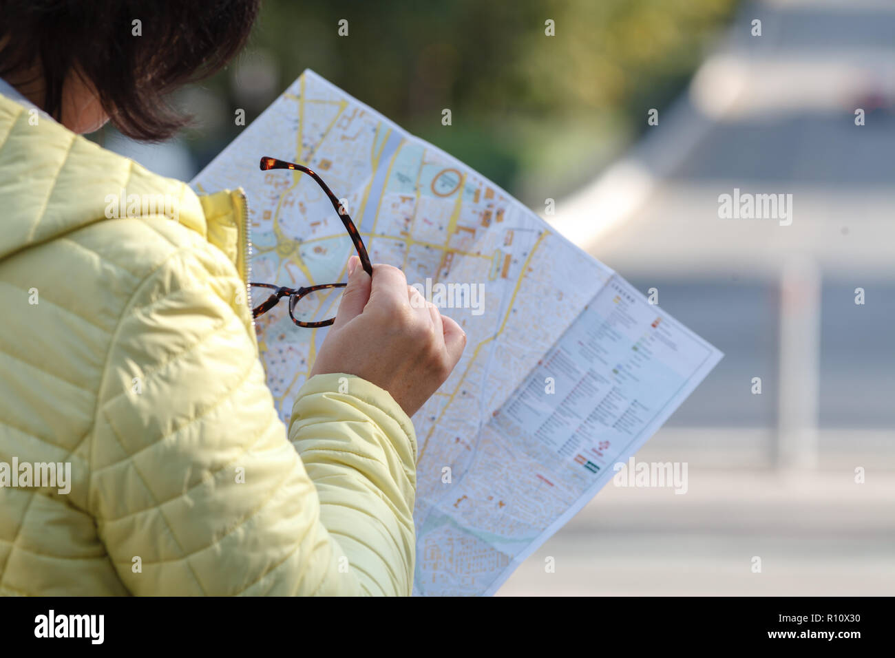 woman lost hiking, confused looking at map Stock Photo - Alamy