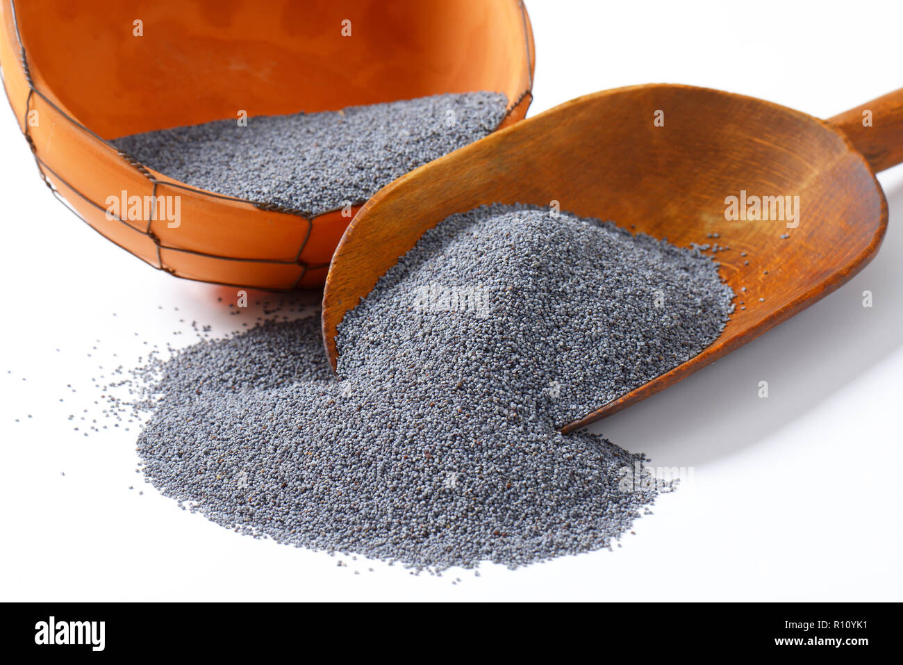 Scoop of whole poppy seeds Stock Photo - Alamy