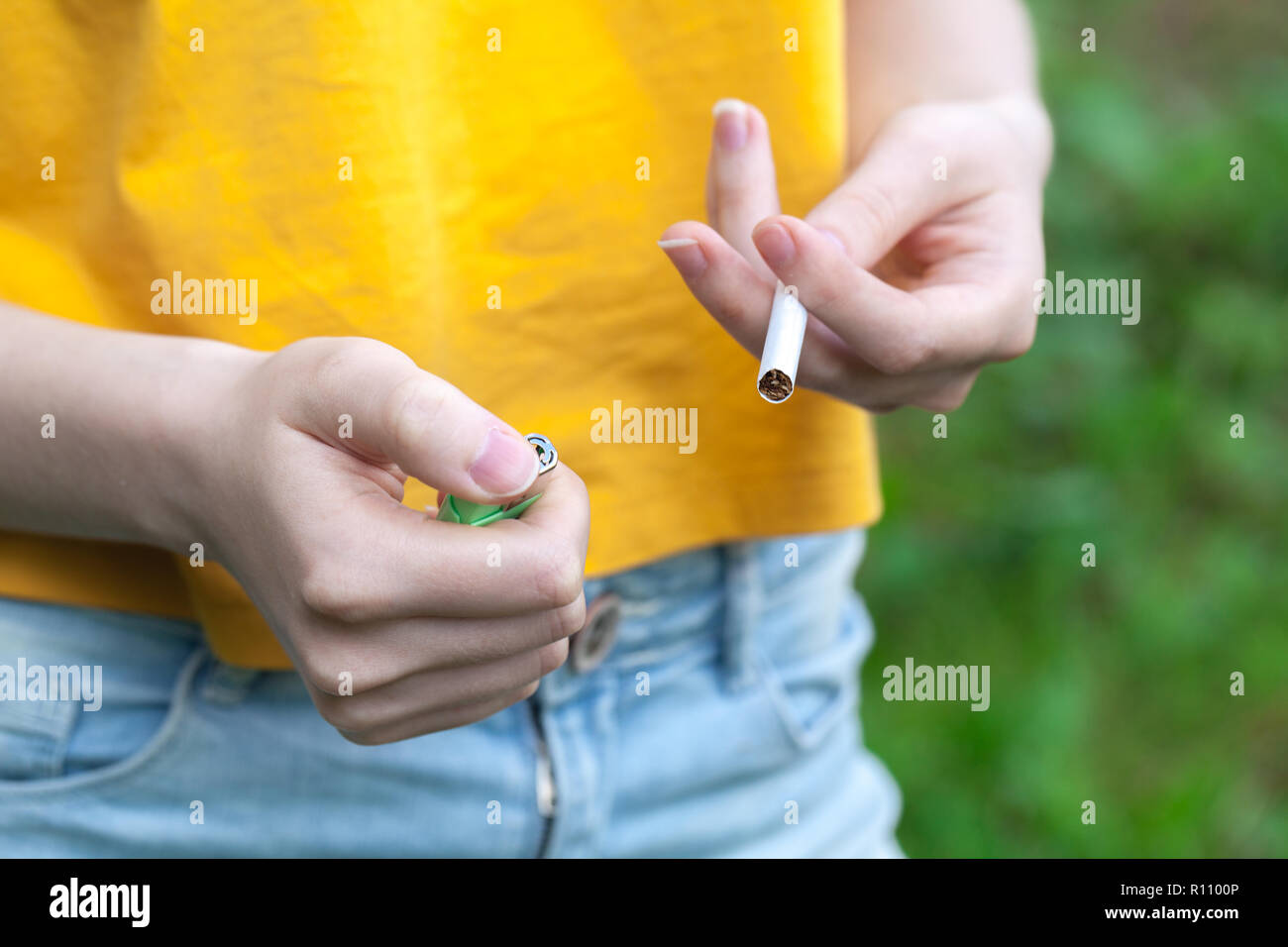 Female hand holding cigarette Stock Photo - Alamy