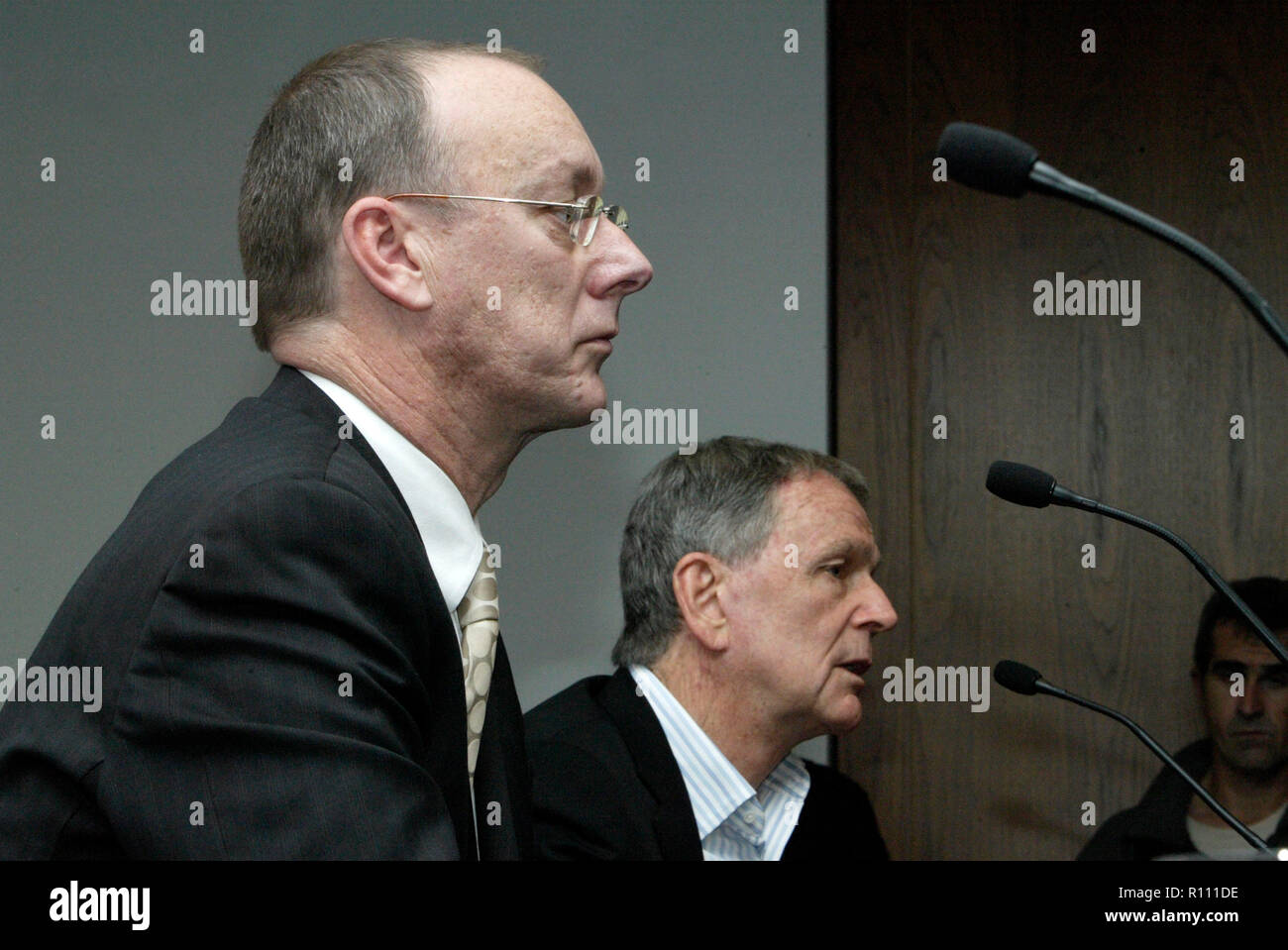 Qantas CEO Geoff Dixon conducts a press conference with David Cox of ...