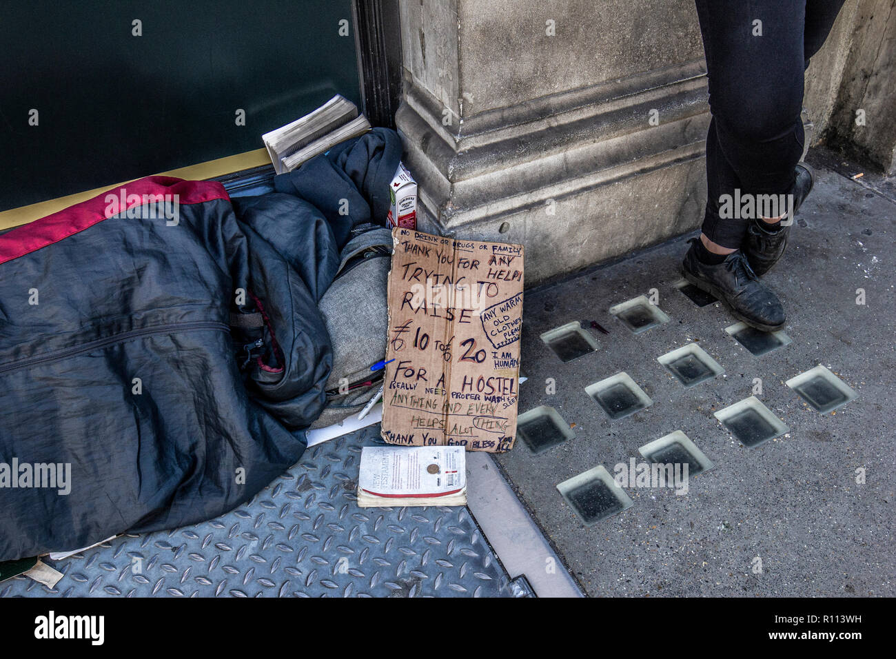 Homelessness poor poverty sleep hi-res stock photography and images - Alamy