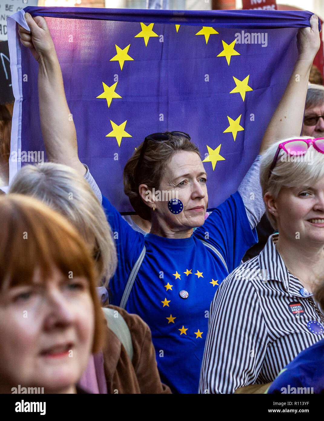 Uk crowd flag hi-res stock photography and images - Alamy