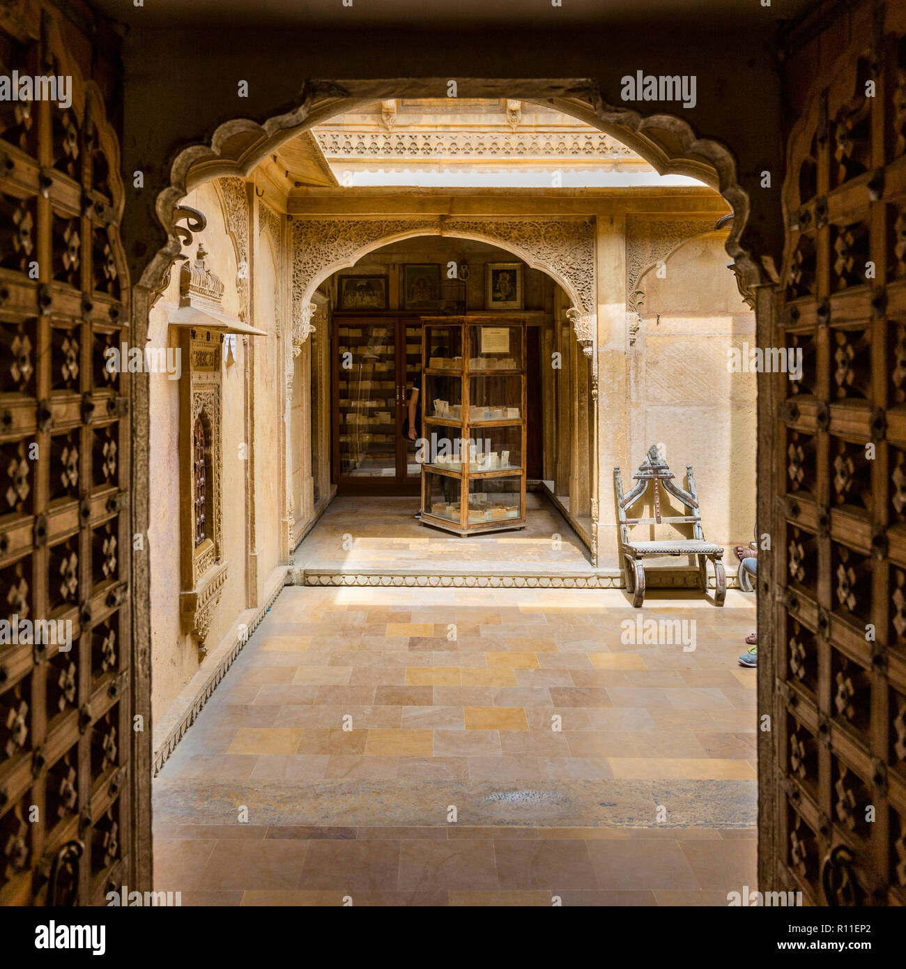 Haveli architecture traditional door hi-res stock photography and ...