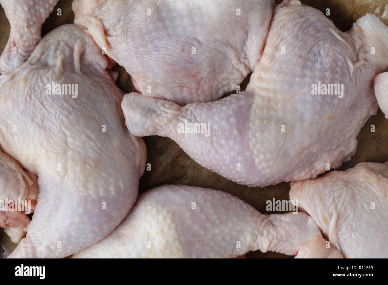 Raw chicken legs close up on tray Stock Photo - Alamy