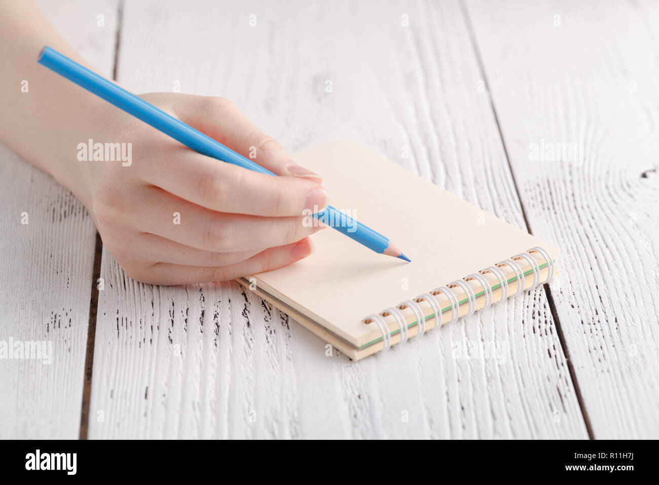 Writing memories note, close up female hand with pen Stock Photo - Alamy