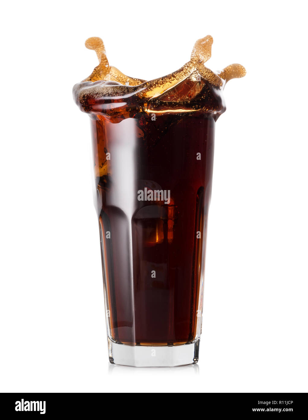 Glass of cold cola with splash Stock Photo - Alamy