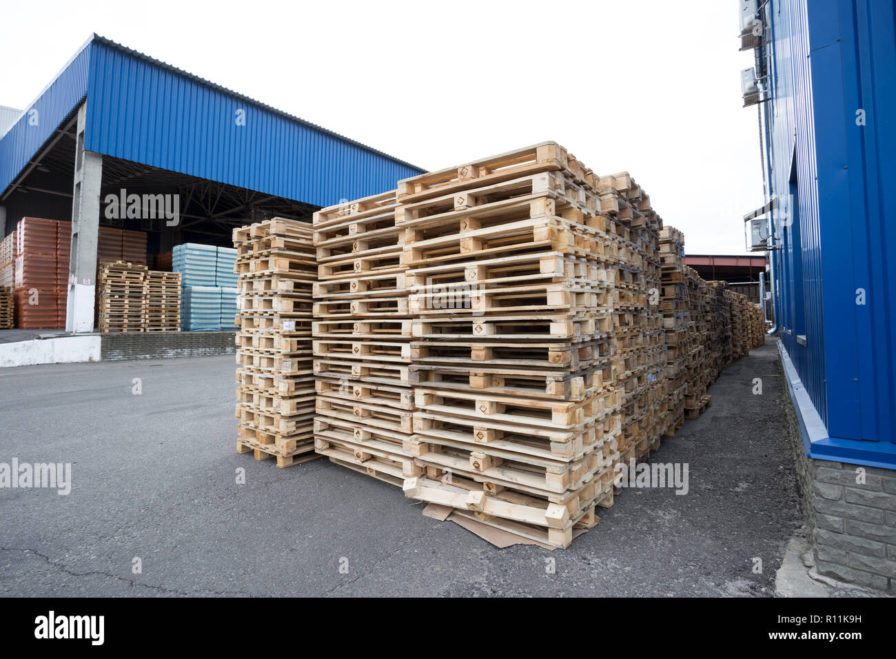 Big stack wooden pallets hi-res stock photography and images - Alamy
