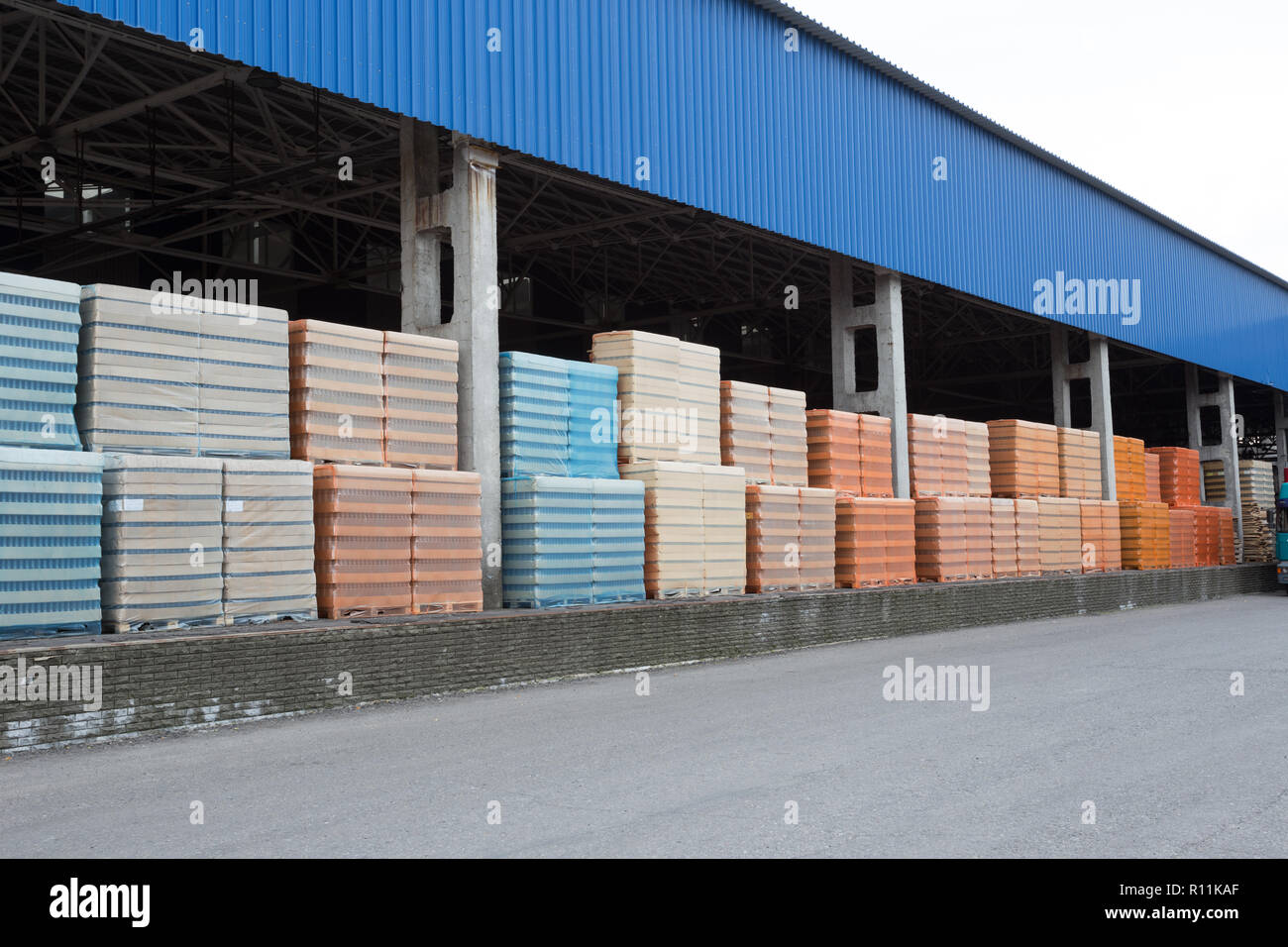 Number of packed pallets with products in stock Stock Photo - Alamy