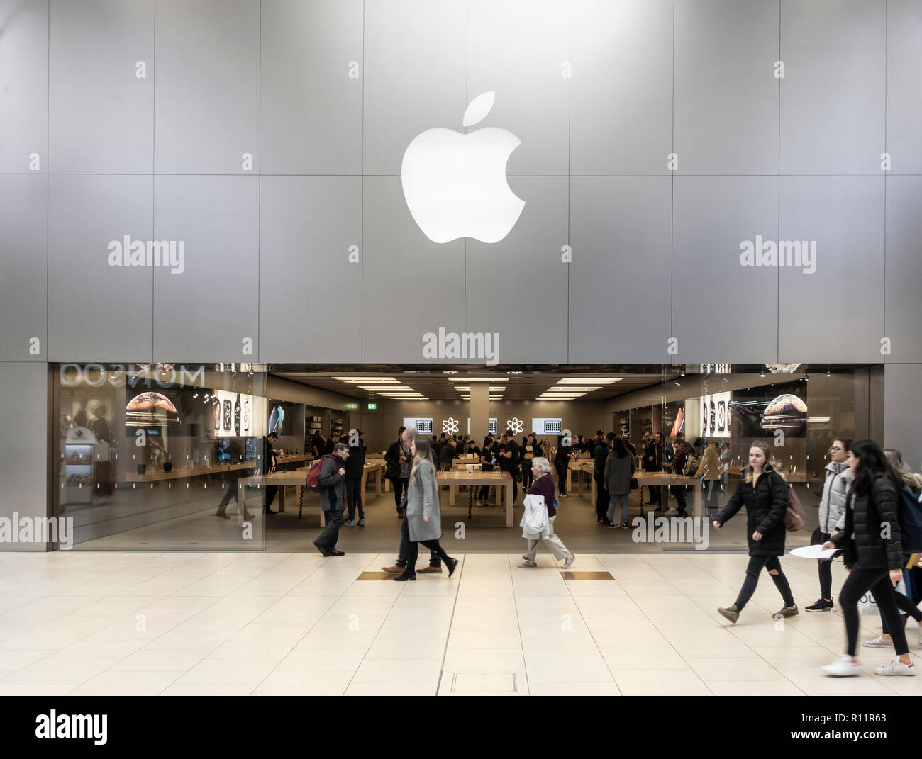 Mall apple store hi-res stock photography and images - Alamy